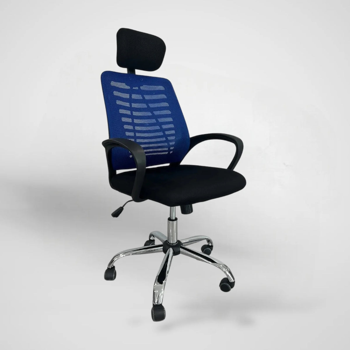 Silla SIT Ejecutiva, base cromada, Color Negro y Azul. Peso: 200Lbs. – Skytek Honduras